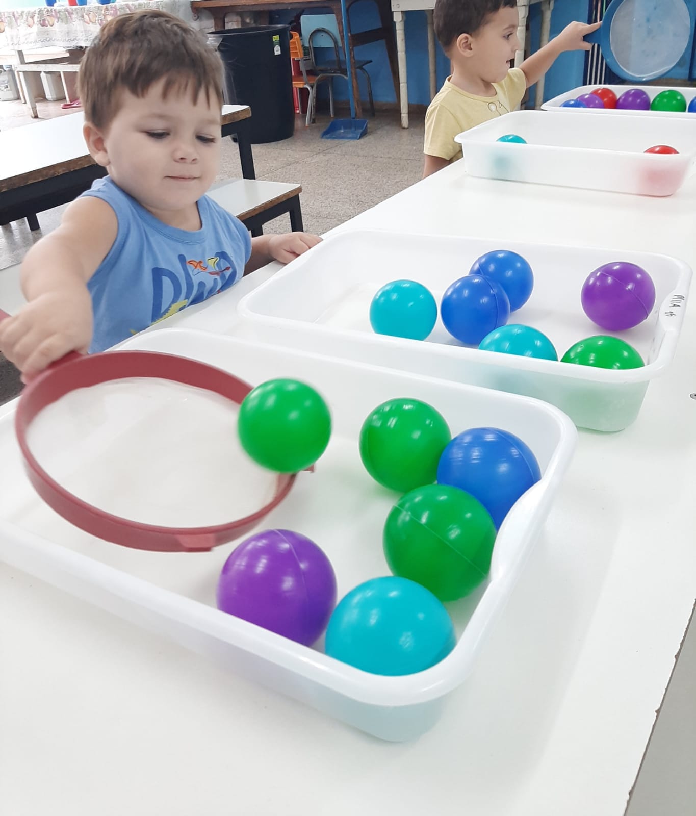 Atividades: Transferência de bolinha com peneira - Centro Social Estoril